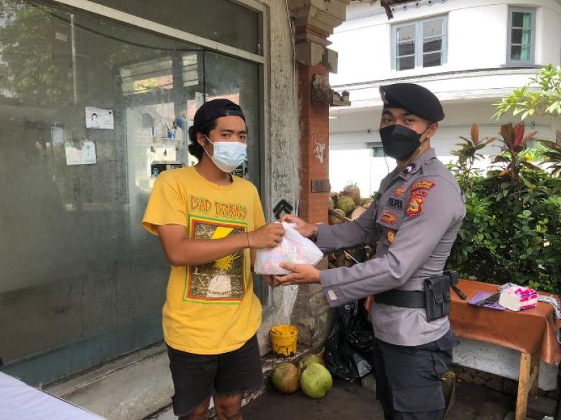 Polres Klungkung Berikan Bingkisan kepada Warga | Bali Tribune